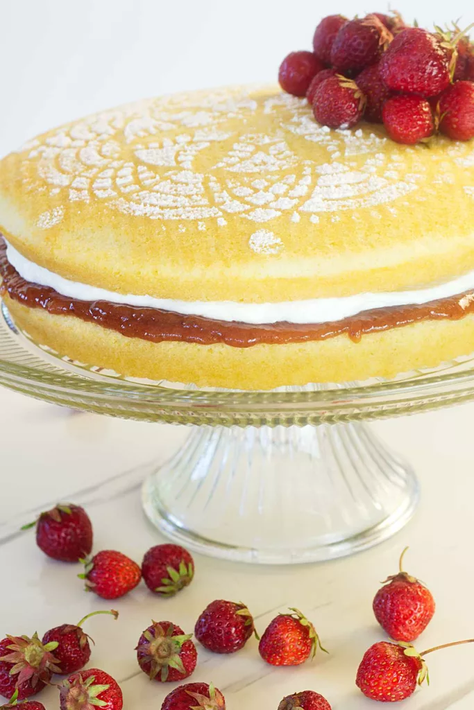 Strawberry Sponge Cake - Prepare and Serve